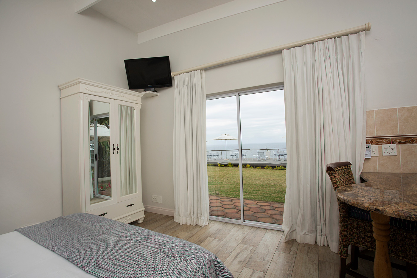 Room 8 - Ocean Hideaway